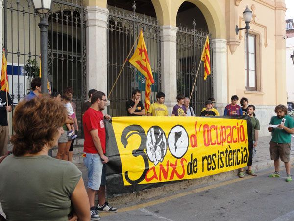 La bandera espanyola onejant a Sitges. Qui porta el timó del Govern?