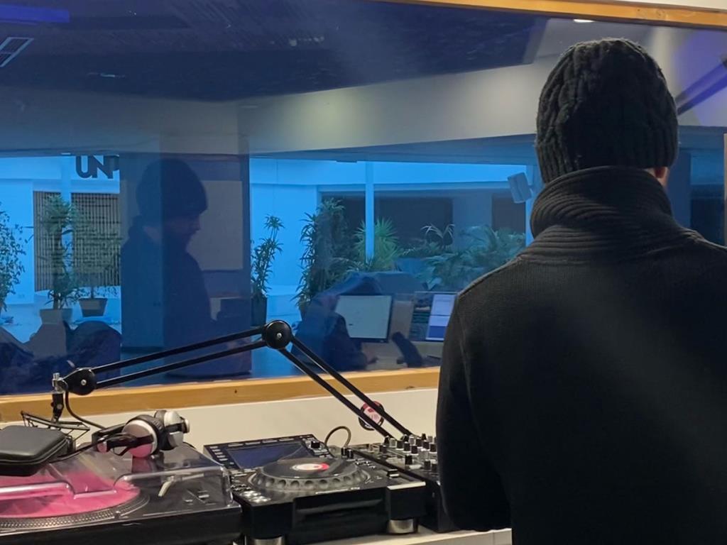 El Dj vilanoví Andy Laguna anima els matins a la ràdio des d'Eivissa