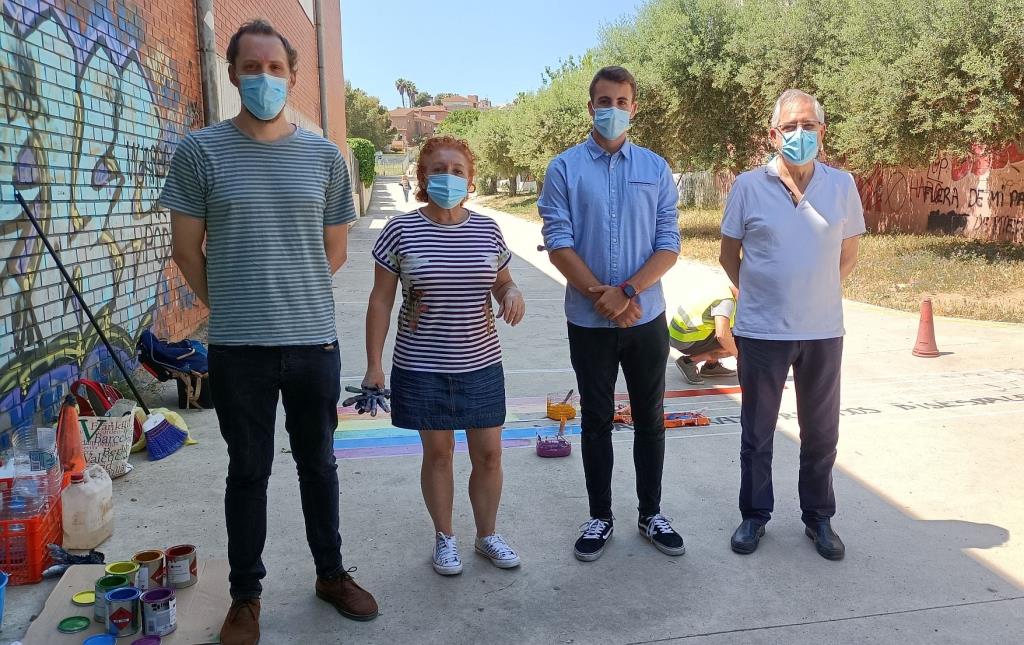La comunitat educativa i l'Ajuntament del Vendrell pinten la bandera ...
